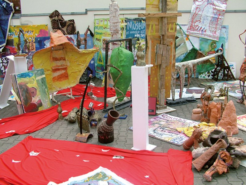 Museum für Völkerkunde zu Leipzig: Kunstinstallation Emmanuel Eni ...